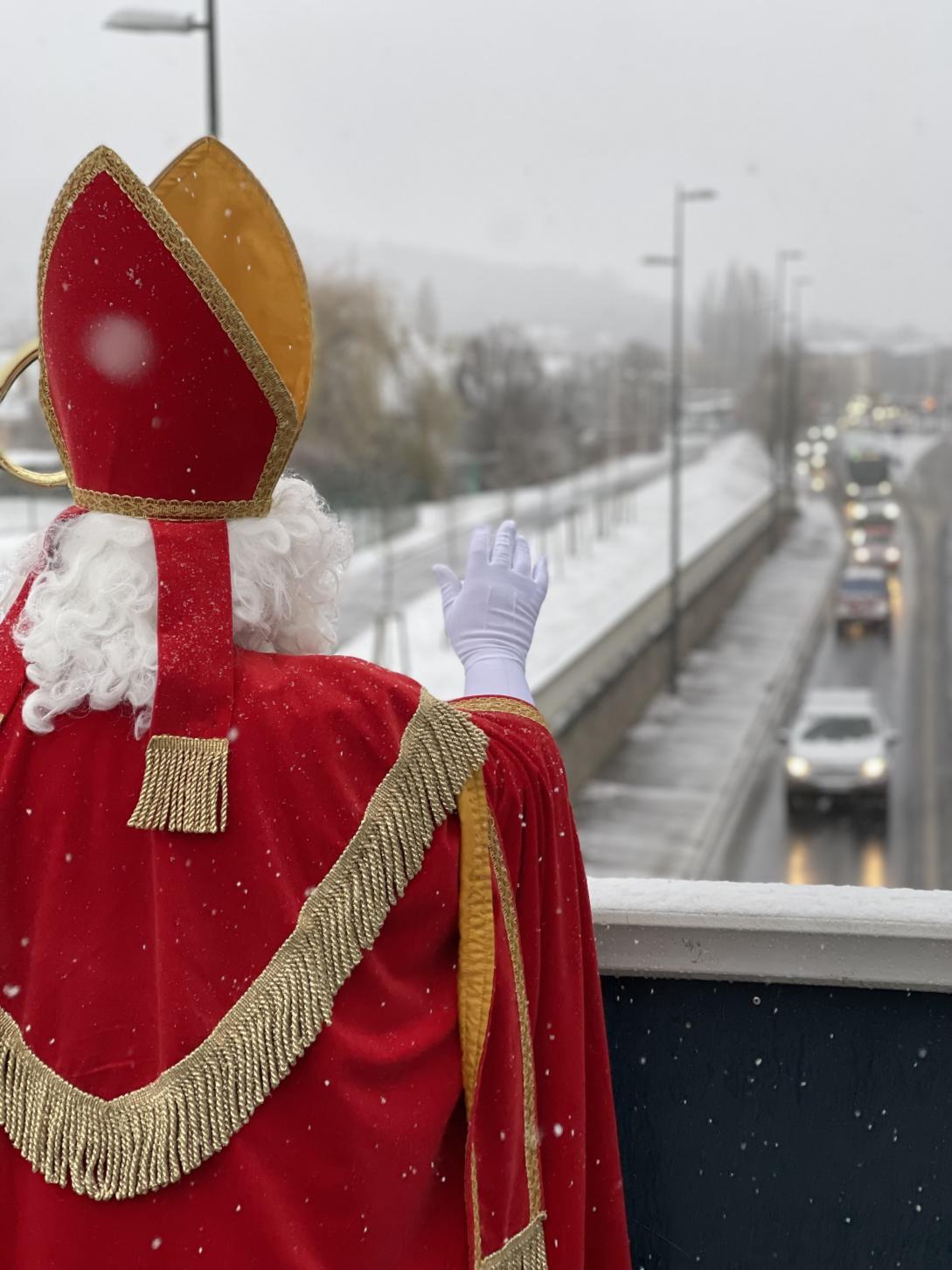 Saint-Nicolas en visite dans les écoles maternelles de la ville | Essey ...
